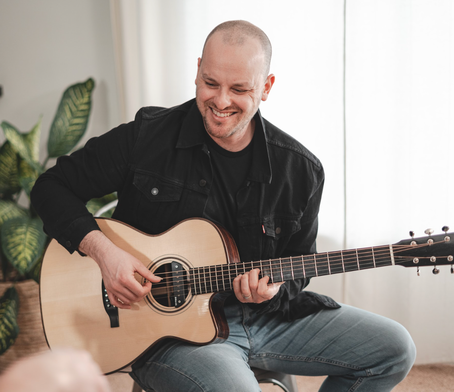 DYLAN RYCHE – Stonebridge Guitars International